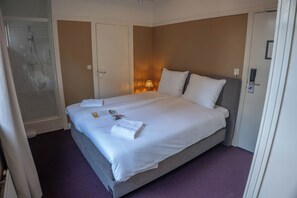 Quarto casal básico | Cofres nos quartos, cortinas blackout, ferros/tábuas de passar roupa