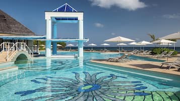 Cofre no quarto, ferro/tábua de engomar, despertadores