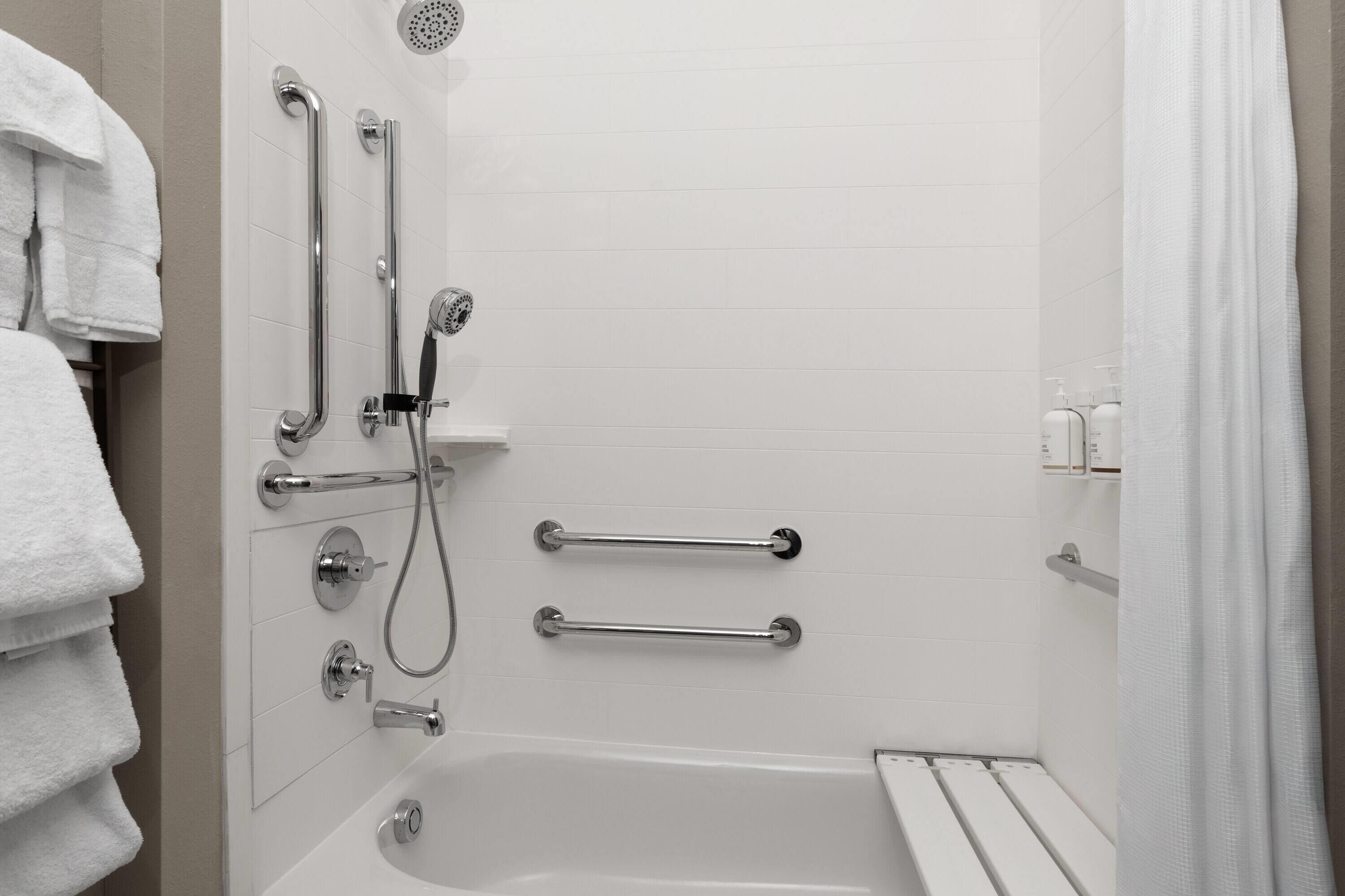 Quarto, 2 camas queen-size (Mobility, Bathtub W/grab Bars) | Casa de banho acessível para cadeiras de rodas