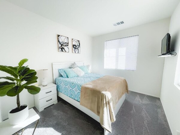 California 3-bedroom Desert Escape - Victorville, CA