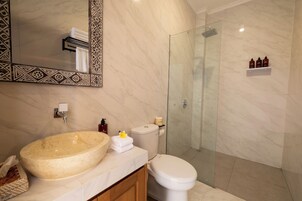 Um polibã, chinelos, toalhas fornecidas, sabão 