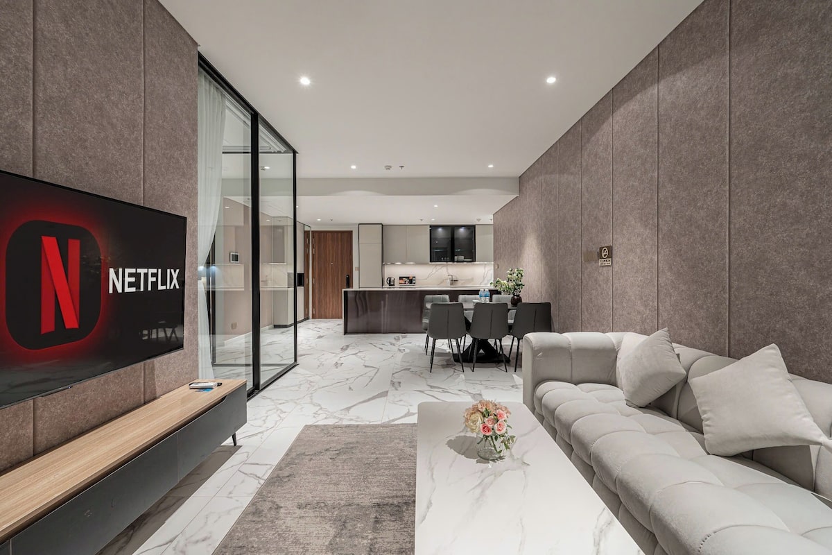 Apartamento superluxo, banheiro privativo, vista para a cidade | Área de estar