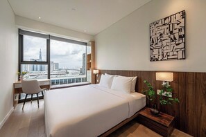 Apartamento luxo, cozinha americana, vista para a cidade | Cortinas blackout, ferros/tábuas de passar roupa, Wi-Fi de cortesia