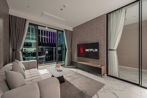 Apartamento superluxo, banheiro privativo, vista para a cidade | Área de estar