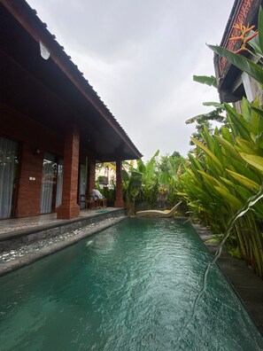 Vila, 2 quartos, vista para a piscina | Vista da sacada