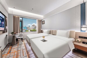 Cofre no quarto, cortinas/cortinados opacos, ferro/tábua de engomar 