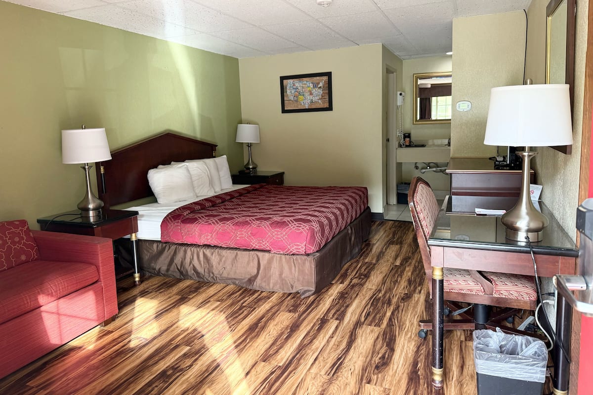 Estúdio clássico, vista para a colina | Escrivaninha, espaço de trabalho para notebook