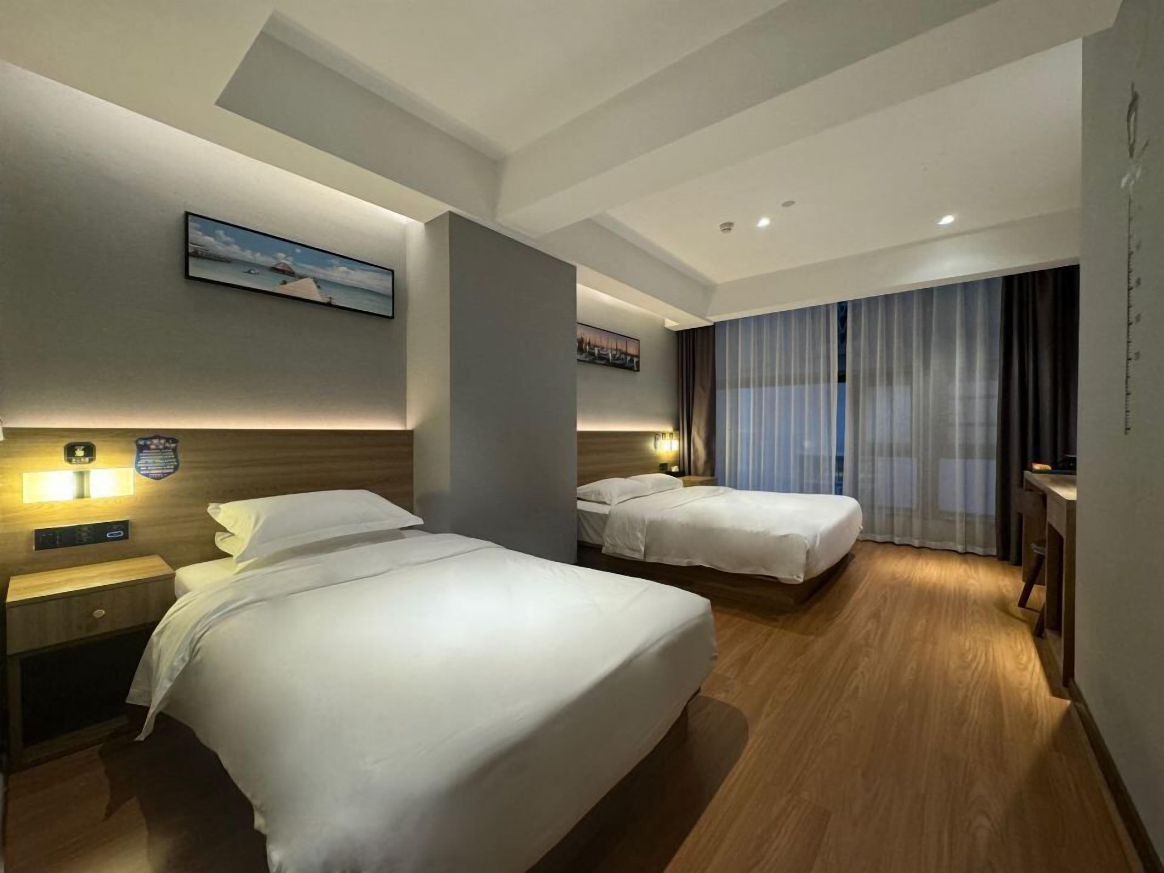 Quarto Quádruplo | Minibar grátis, secretária, Wi-fi grátis 