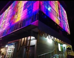 Fachada da propriedade à noite