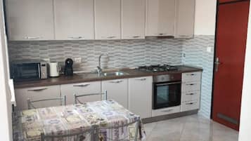 Apartamento (One Bedroom Apartment with Balcony) | Cozinha privada | Um frigorífico