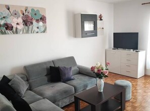 Apartamento (One Bedroom Apartment with Balcony) | Sala de estar | TV de tela plana 32 polegadas com canais digitais