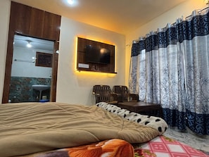 Quarto casal luxo, sacada, vista para a montanha | Wi-Fi de cortesia, roupa de cama