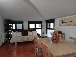 Apartamento Familiar, vista para a montanha | Sala de estar | Televisor 
