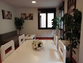 Apartamento Deluxe, vista para a montanha | Sala | Televisor 