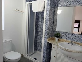 Apartamento Familiar, vista para a montanha | Casa de banho | Sabão, papel higiénico 