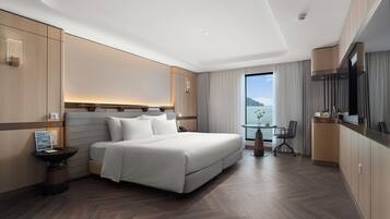 Quarto luxo, vista para o oceano | Cofres nos quartos, escrivaninha, quartos à prova de som