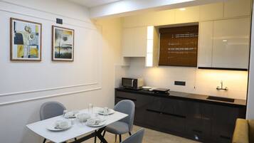 Geladeira grande, micro-ondas, cooktop