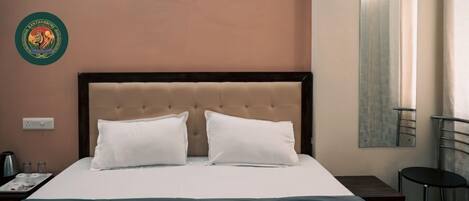 Quarto Clássico com Cama de Casal | Secretária adequada para computadores portáteis, Wi-fi grátis