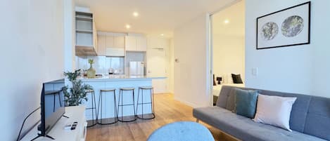 Um apartamento moderno com cozinha, sala de jantar e sala de estar.