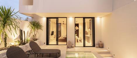 Villa Deluxe, varanda, vista para a piscina | Vista do quarto