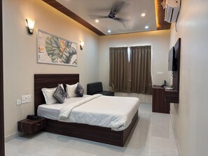 Quarto casal luxo, vista para a cidade | Escrivaninha, Wi-Fi de cortesia