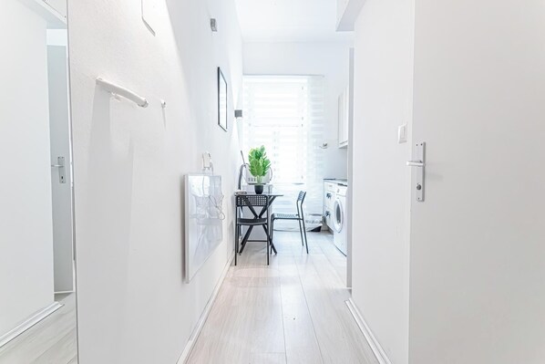 Apartamento básico | Cozinha privada | Geladeira, micro-ondas, fogão, cooktop