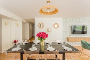 Apartamento, vista para o jardim | Sala de estar | Smart TV, Netflix, serviços de streaming, escritórios 