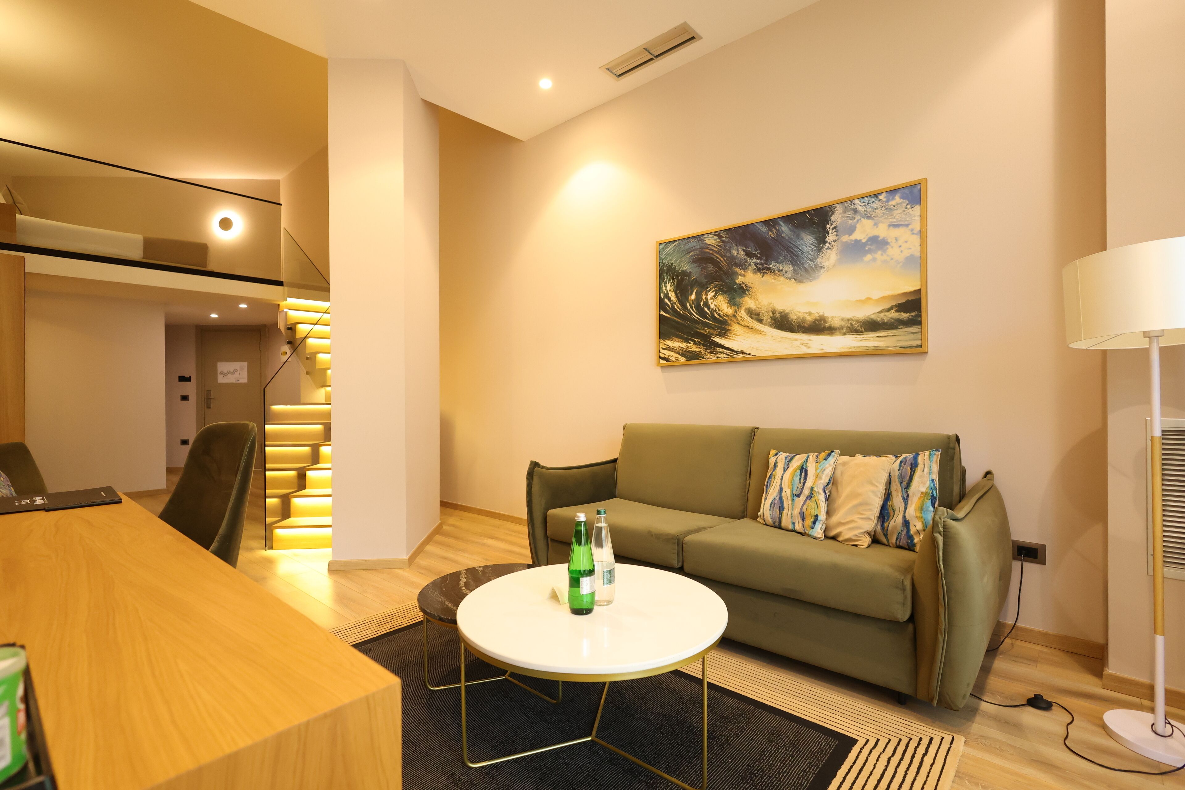 Roupa hipoalergénica, minibar, secretária, quartos insonorizados 