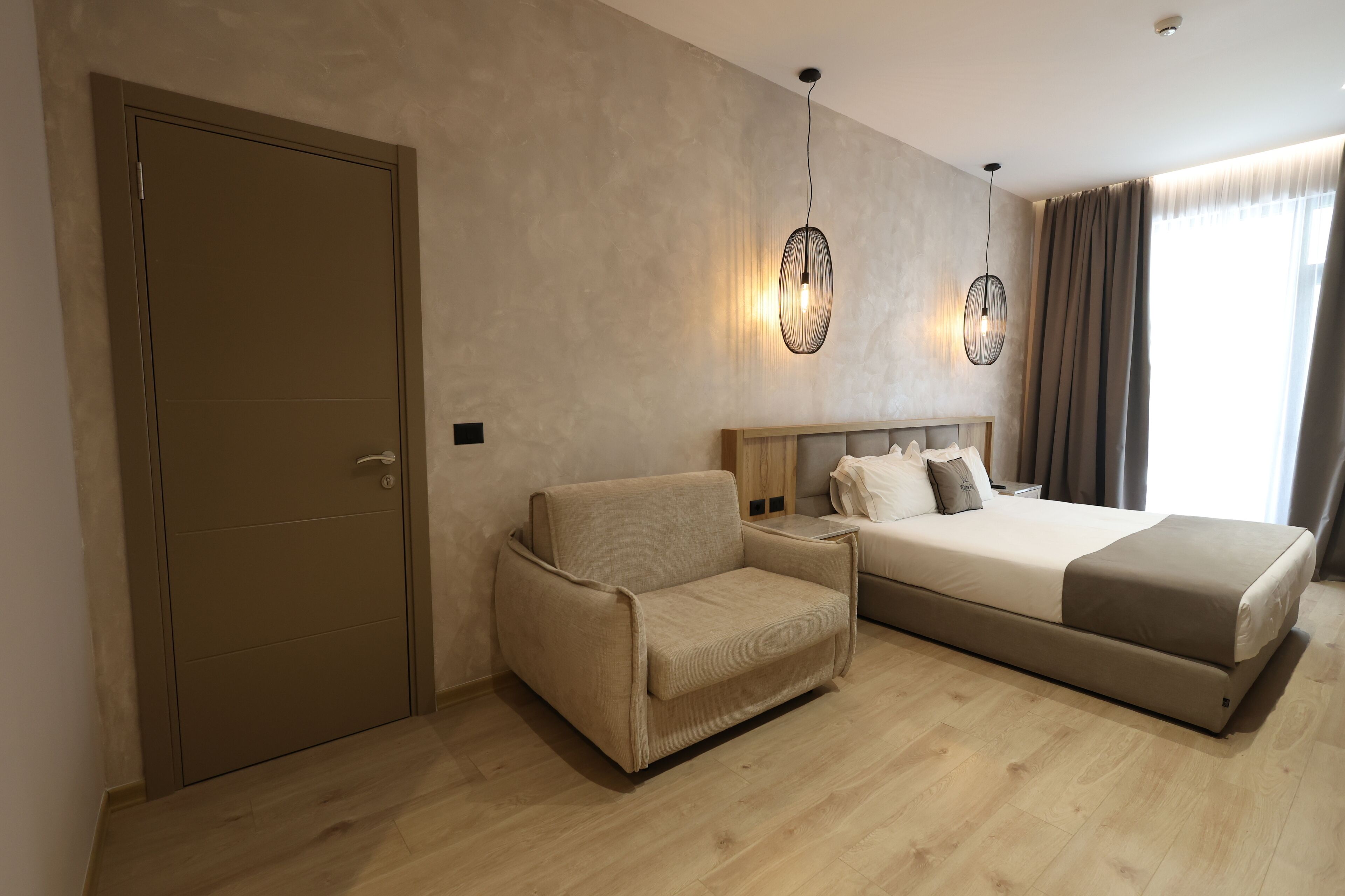 Quarto Triplo Clássico, varanda | Roupa hipoalergénica, minibar, secretária, quartos insonorizados 