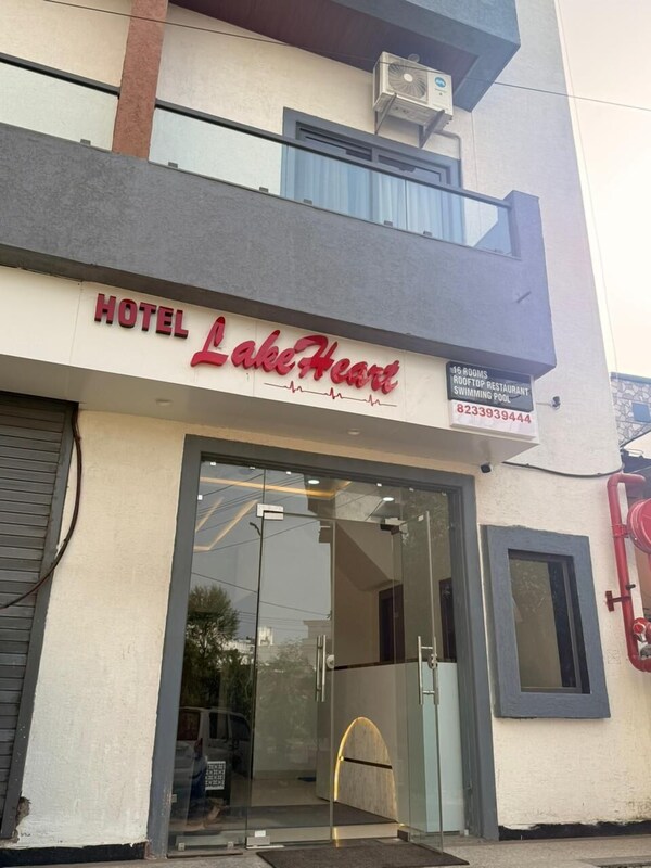 Hotel Lake Heart - Gujarat