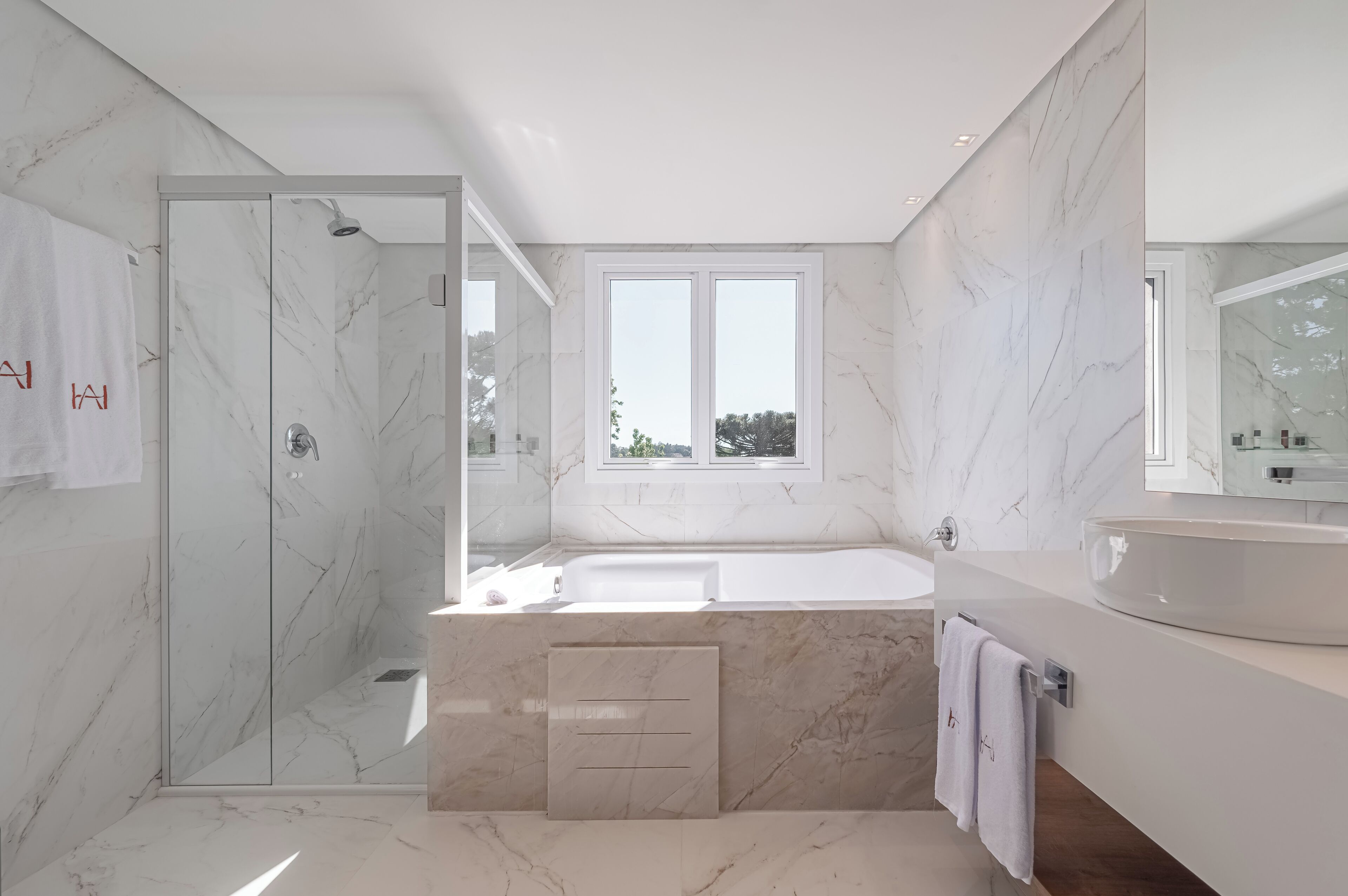 Quarto de Luxo | Casa de banho | Um secador de cabelo, toalhas fornecidas, sabão, champô 