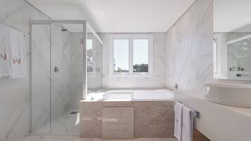 Quarto de Luxo | Casa de banho | Um secador de cabelo, toalhas fornecidas, sabão, champô