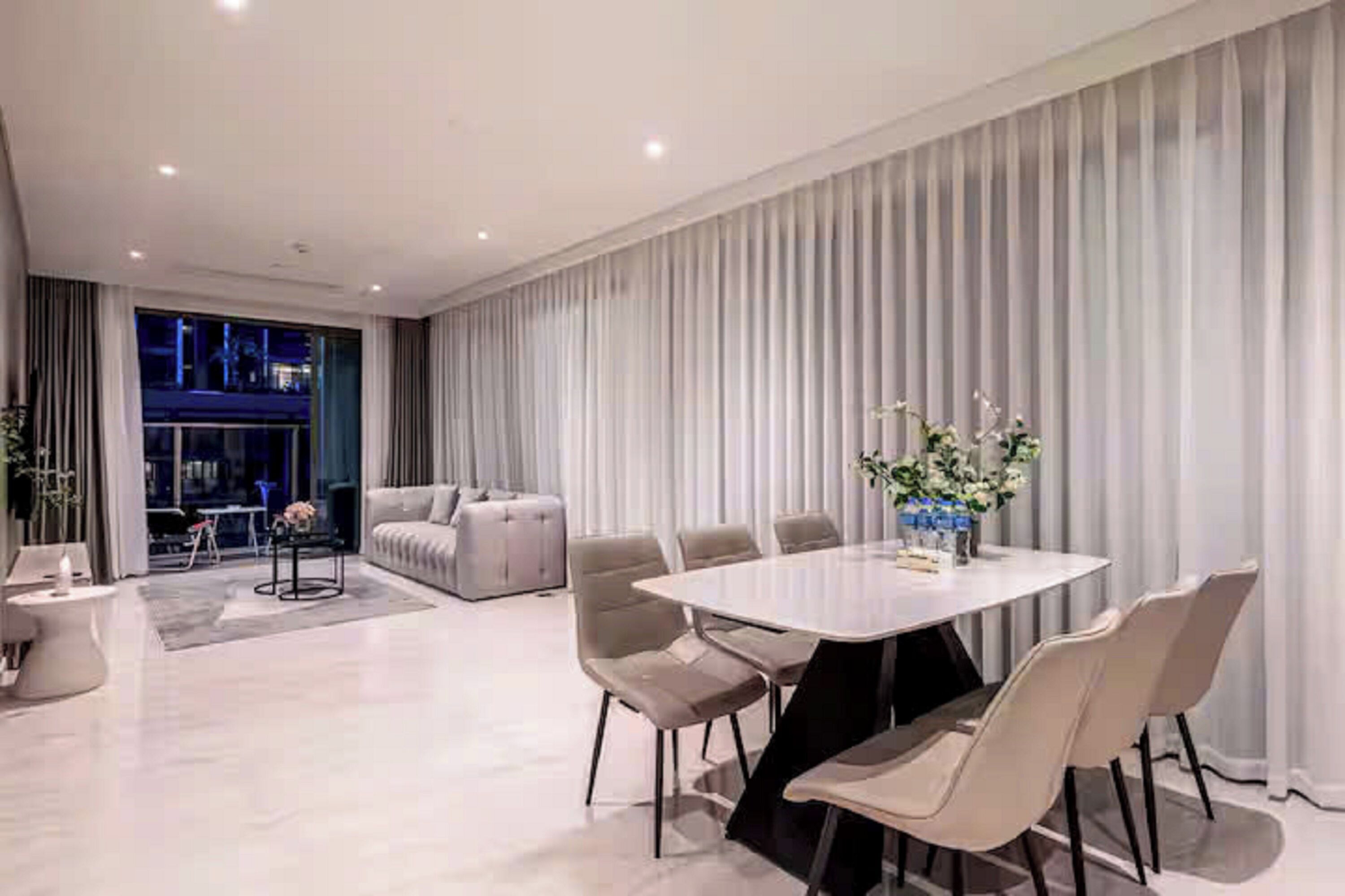 Suite Familiar, 3 quartos, acesso ao Club Lounge, Vista para a cidade | Roupa de alta qualidade, edredões de penas 