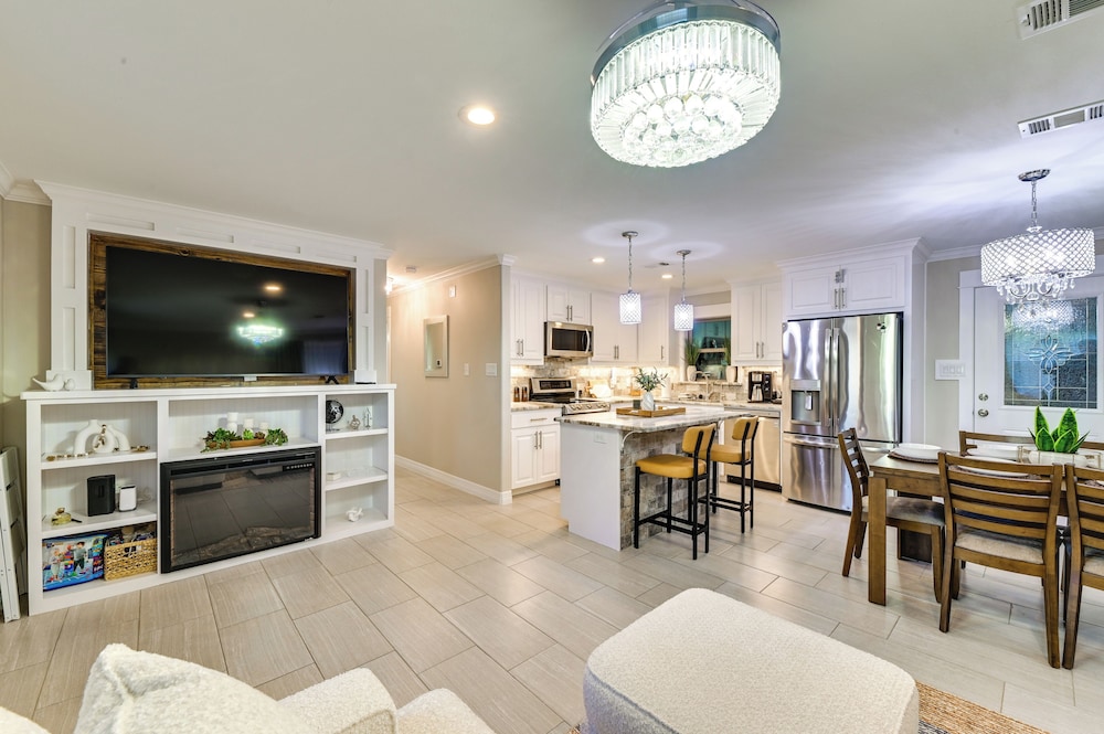 Walk To Frisco Commons Park: Modern Home W/ Patio - Frisco, TX