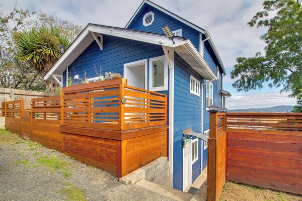 1 Mi To Dtwn Coos Bay: Sleek Apt W/ Deck & Views! - Coos Bay, OR