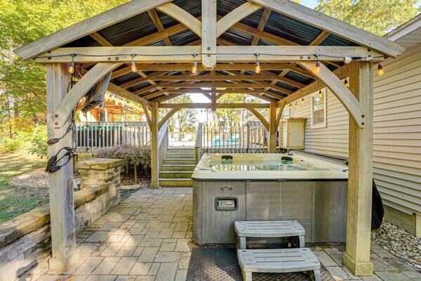 Detached Sauna, Movie Room! Relaxation In Muskegon - Muskegon, MI