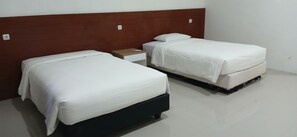 Quarto duplo econômico, sacada | Frigobar, escrivaninha, espaço de trabalho para notebook, roupa de cama