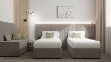 Quarto de hotel moderno com duas camas, um sofá e uma mesa de cabeceira.