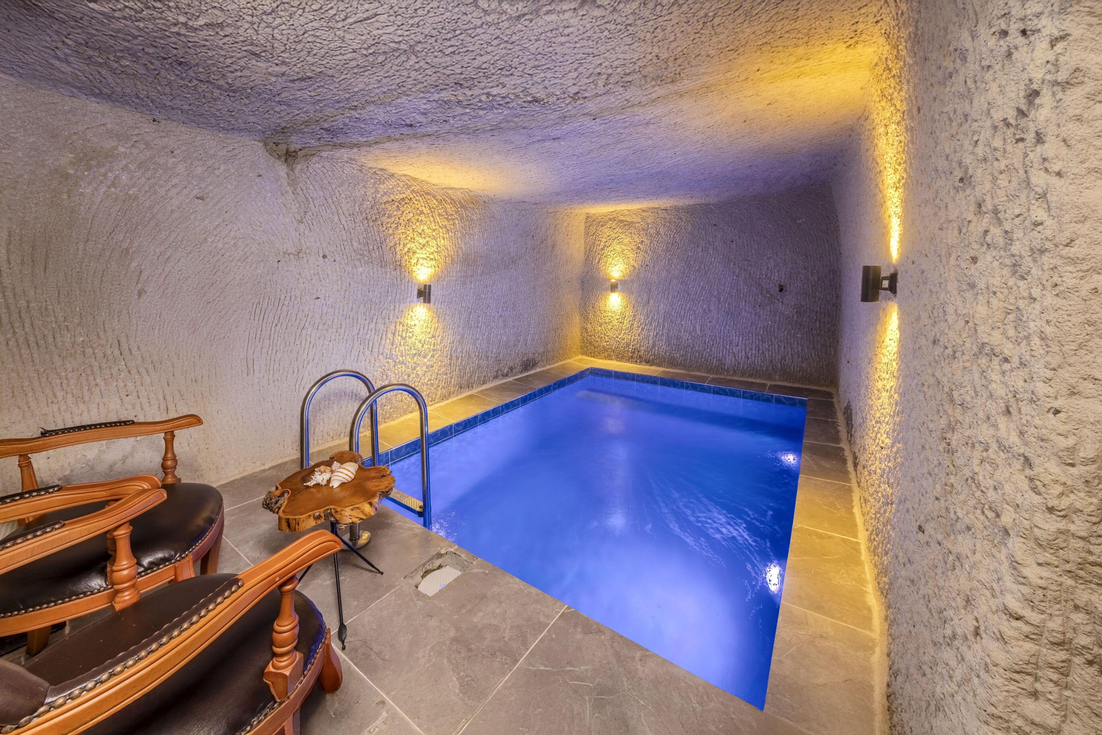 Suite-Estúdio Romântica, piscina privativa | Casa de banho | Um polibã e uma banheira separados, uma banheira de hidromassagem 