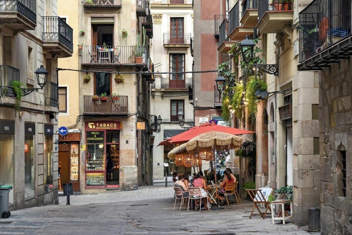 Bright, Newly-Renovated 4-Bed Rooftop Apartment with Chill-Out Terrace ...