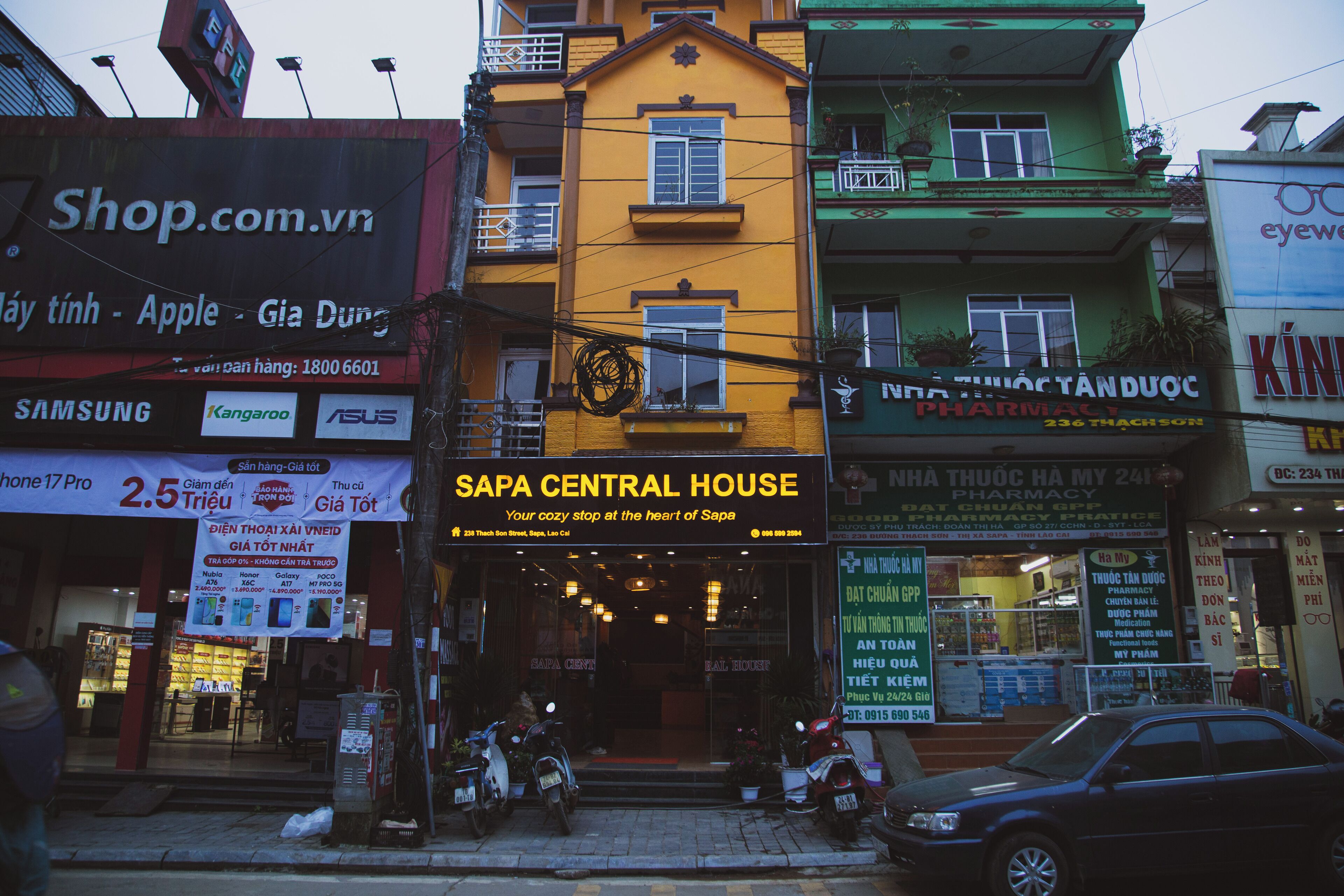 Um edifício de vários andares com uma fachada comercial identificada como 