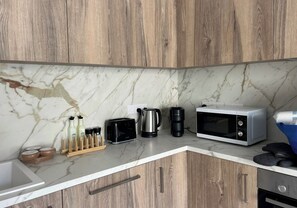 Geladeira, micro-ondas, fogão, cooktop