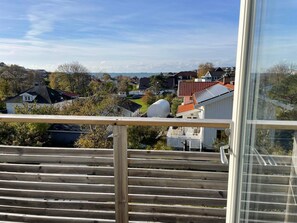 Um bairro residencial com casas, uma antena parabólica e céu aberto.