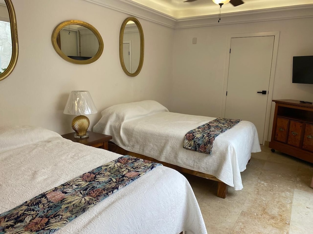 LARGE ONE-STORY HOUSE WITH 6 BEDROOMS 6 BATHROOMS, 5 BLOCKS FROM THE ...