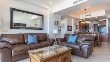 Condo, várias camas, sacada, vista para o oceano (Las Palomas Resort Diamante 707) | Área de estar | TV de tela plana 42 polegadas com canais digitais