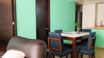 Apartamento Deluxe, vista para o jardim | Sala de estar