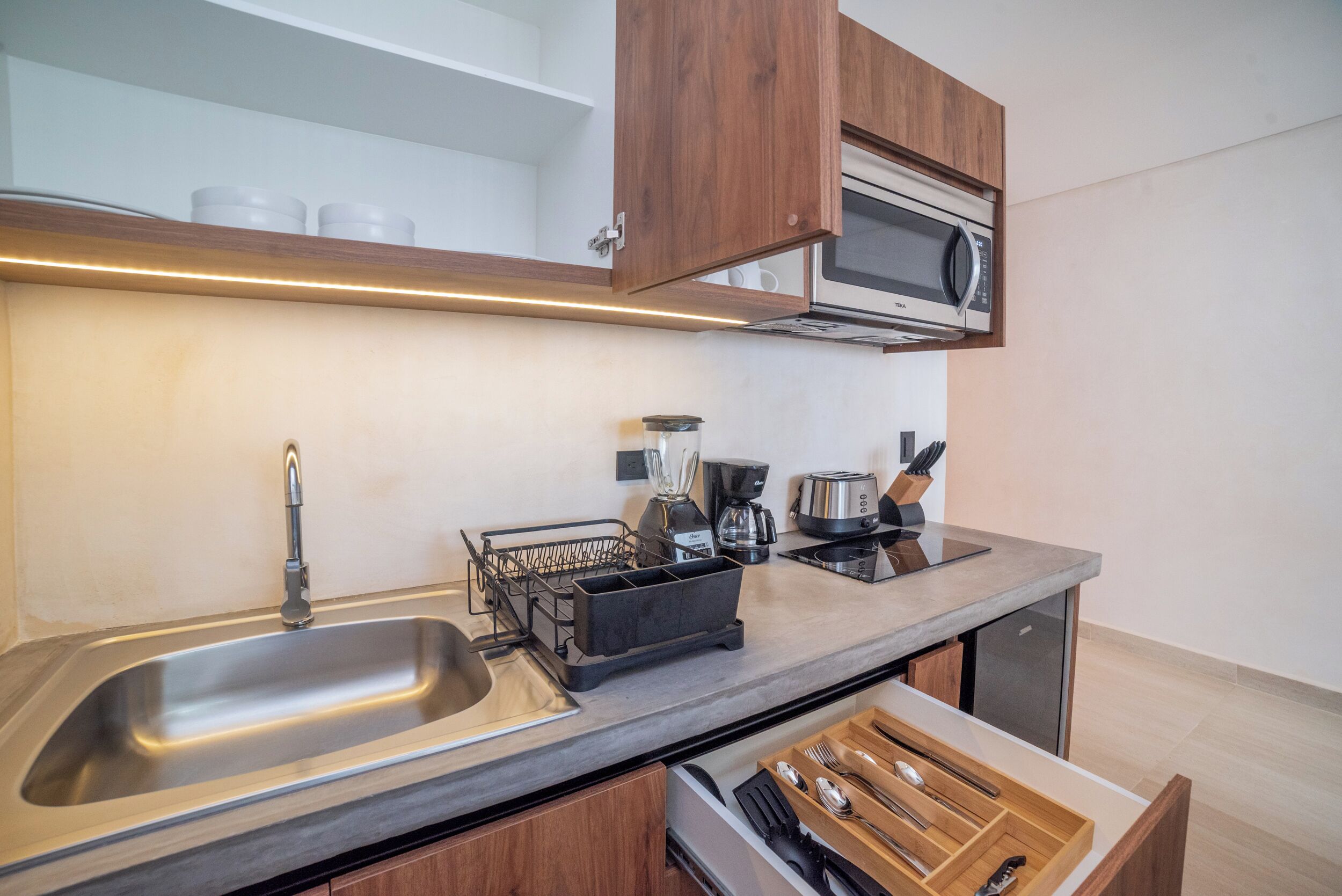 Penthouse Deluxe | Cozinha partilhada | Uma torradeira, liquidificador, utensílios de cozinha 