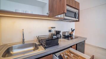 Penthouse Deluxe | Cozinha partilhada | Uma torradeira, liquidificador, utensílios de cozinha