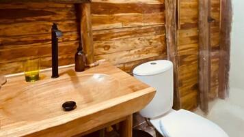 Um polibã, toalhas fornecidas, sabão, papel higiénico