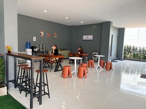 Pequeno-almoço takeaway diário mediante uma taxa 